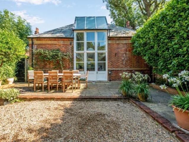 2 bedroom apartment for rent in Bath Road, London, W4