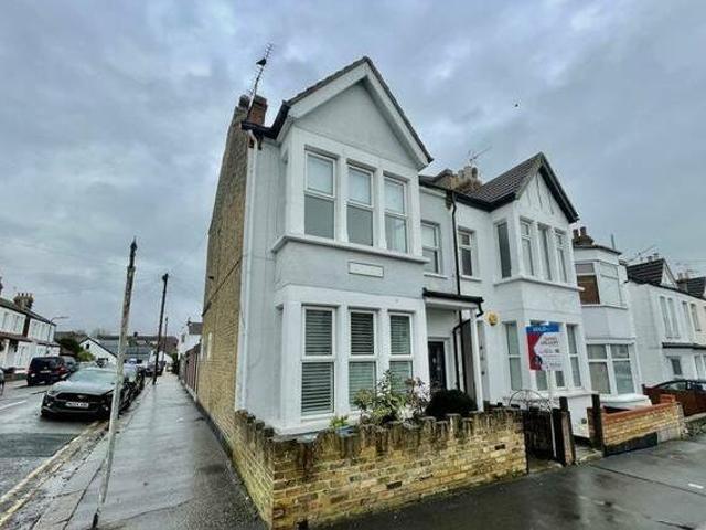 2 bedroom apartment for rent in Beach Avenue LeighOnSea SS9