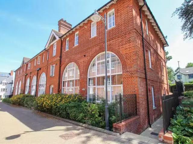 2 bedroom apartment for rent in Bell College Court, South Road.