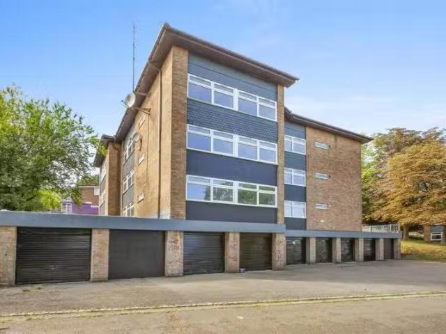 2 bedroom apartment for rent in Birchwood Court, Pettifer Way.