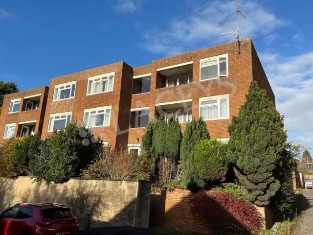 2 bedroom apartment for rent in Blackdown House, Sparrow Road.