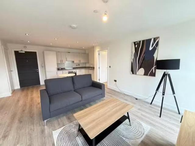 2 bedroom apartment for rent in Boulevard Plaza, 654A Bristol.