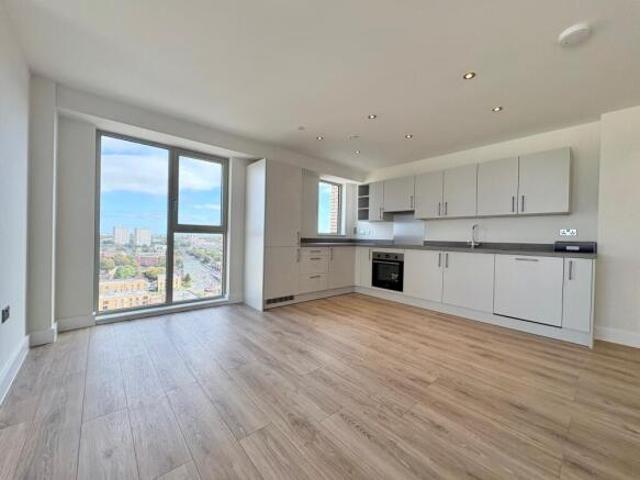 2 bedroom apartment for rent in Boulevard Plaza, B5