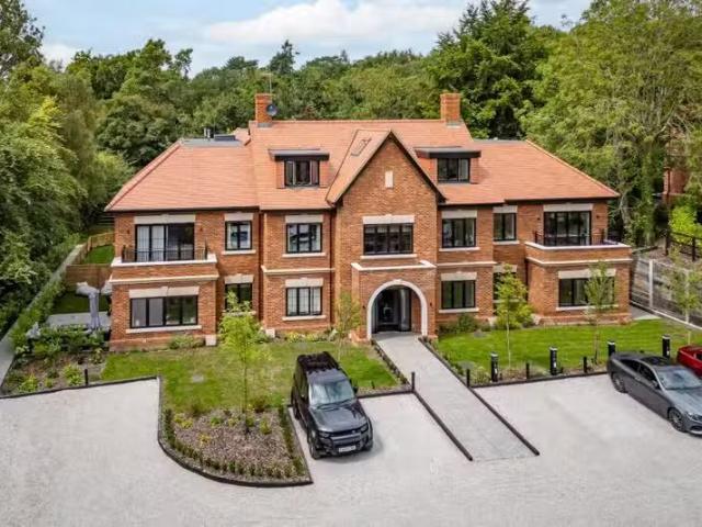 2 bedroom apartment for rent in Caddington House, New Road, Di.