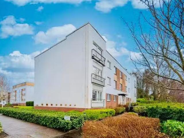 2 bedroom apartment for rent in Canniesburn Drive, Top Floor.