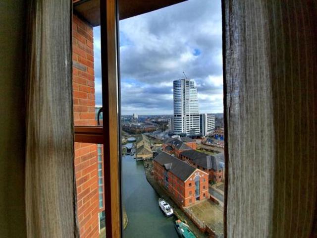 2 bedroom apartment for rent in Candle House Wharf Approach Leeds LS1