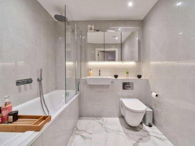 2 bedroom apartment for rent in Cassio Road, Watford, Hertfordshire, WD18