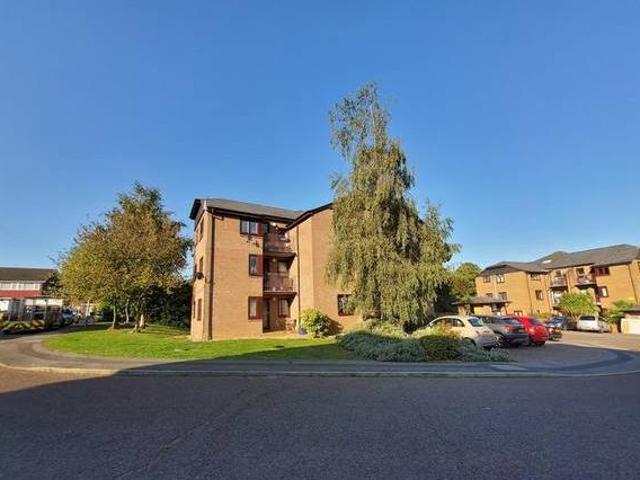2 bedroom apartment for rent in Cedar Close Burckhurst Hill IG9