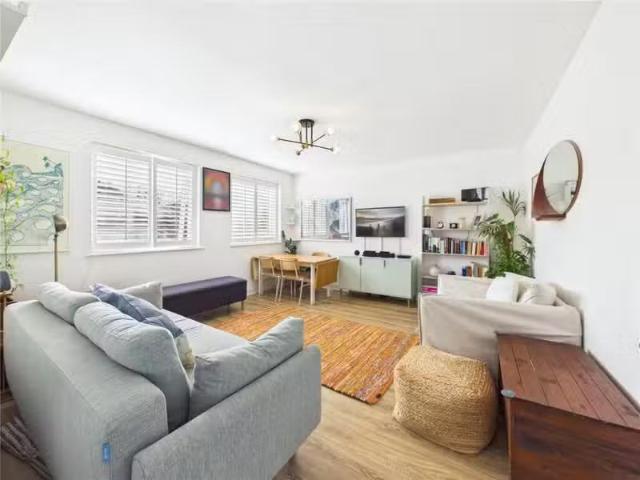 2 bedroom apartment for rent in Cedars Road, Hampton Wick, KT1