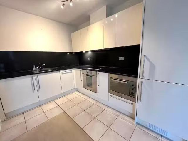 2 bedroom apartment for rent in Centenary Plaza, B1