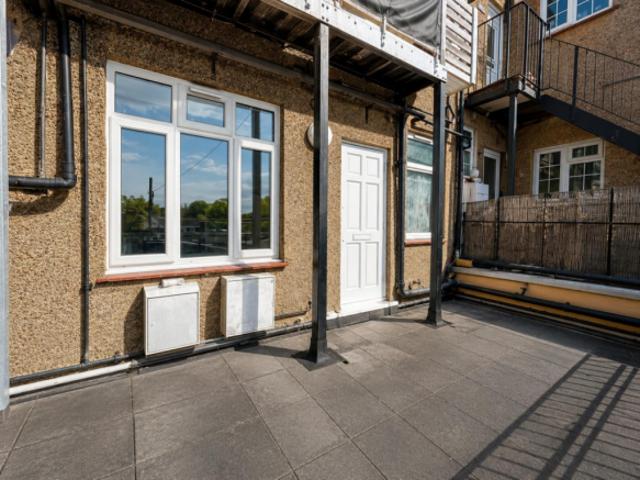 2 bedroom apartment for rent in Central Road, Worcester Park, KT4