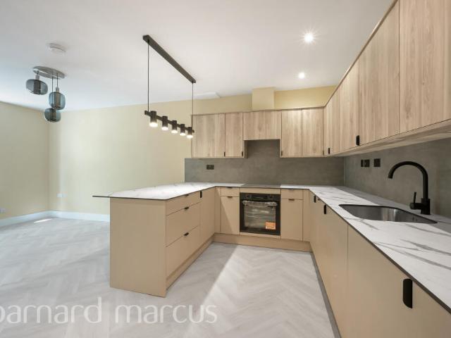 2 bedroom apartment for rent in Central Road, WORCESTER PARK, KT4