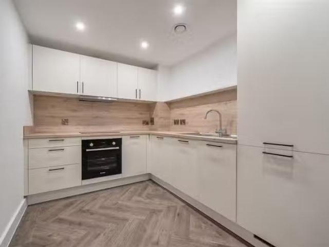 2 bedroom apartment for rent in Chapmans Yard, Upper Gough Str.