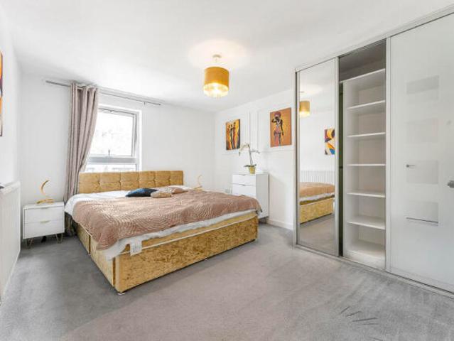 2 bedroom apartment for rent in Chrisp Street, London, E14