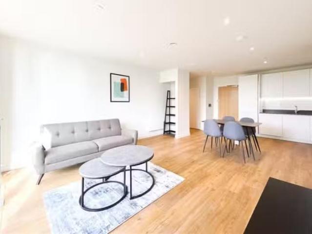 2 bedroom apartment for rent in City Road, Old Street, London.