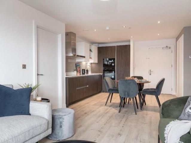 2 bedroom apartment for rent in Clay, M5