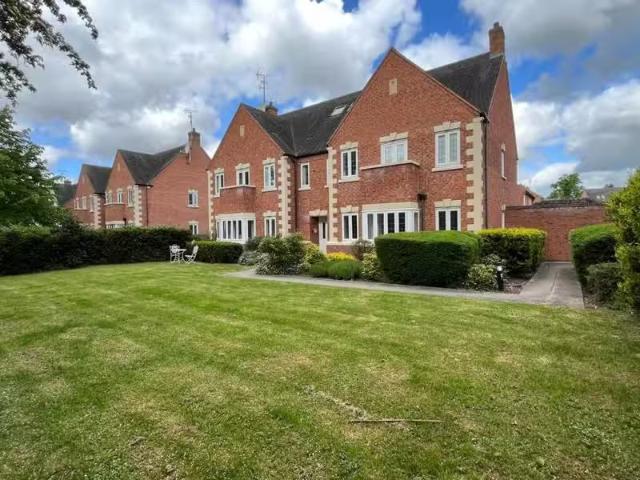 2 bedroom apartment for rent in Coopers Close, Stratford upon.