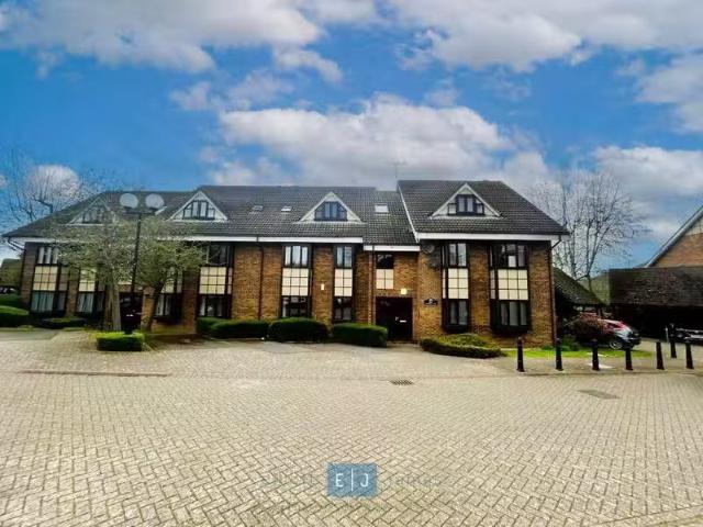 2 bedroom apartment for rent in Connaught Court, IG9
