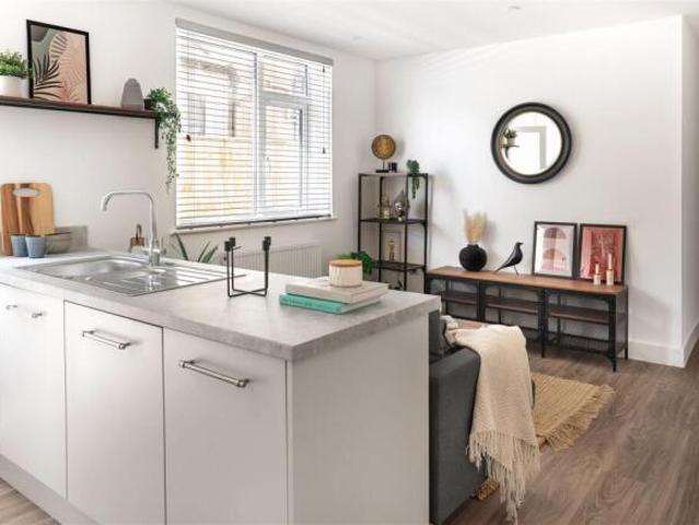 2 bedroom apartment for rent in Connaught Road, Cardiff, CF24