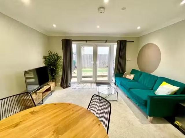 2 bedroom apartment for rent in Cowbridge Road East, Cardiff.