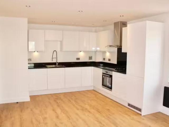 2 bedroom apartment for rent in Crescent House, Woodside Park.