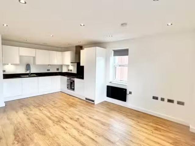 2 bedroom apartment for rent in Crescent House, Woodside Park.