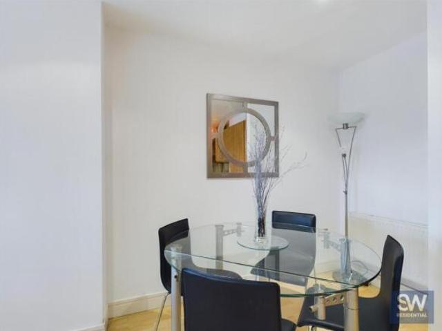 2 bedroom apartment for rent in Cromwell Court, Bowman Lane, Leeds, LS10