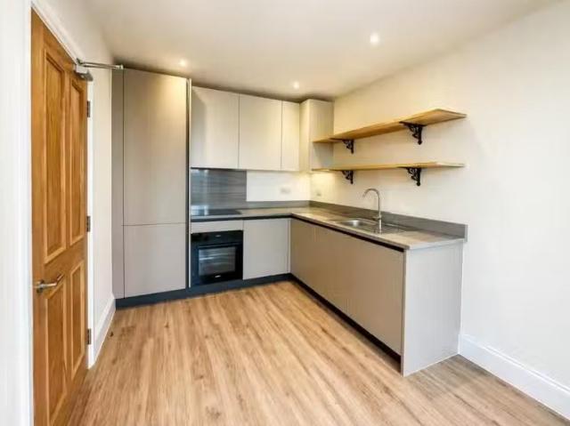 2 bedroom apartment for rent in Croydon Road, Croydon Road, Be.