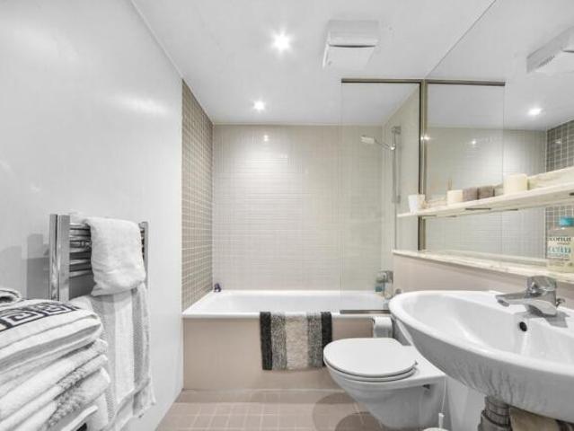 2 bedroom apartment for rent in Deals Gateway London SE13