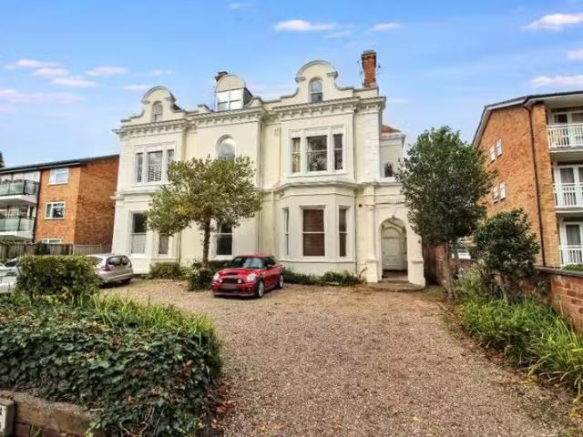 2 bedroom apartment for rent in Dormer House, Binswood Avenue.