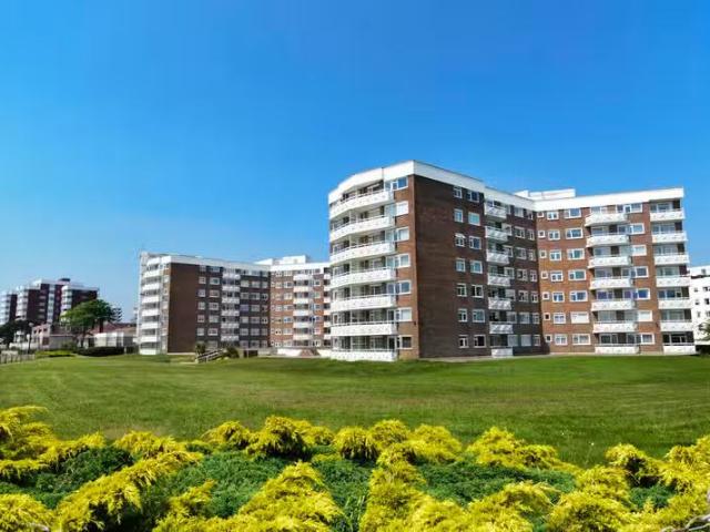 2 bedroom apartment for rent in Elizabeth Court, Grove Road, B.