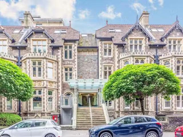 2 bedroom apartment for rent in Elmdale Road, Tyndalls Park, B.