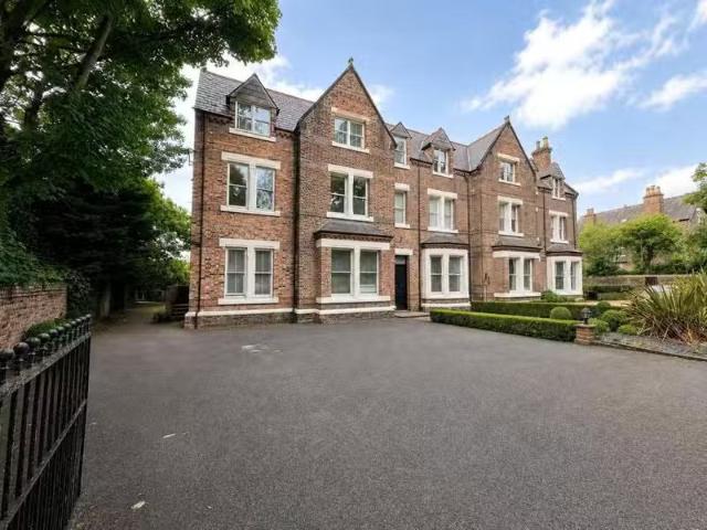2 bedroom apartment for rent in Elmsley Road, Mossley Hill, Li.