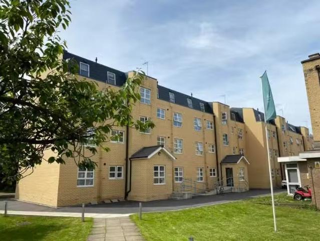 2 bedroom apartment for rent in Endsleigh Park, Beverley Road.