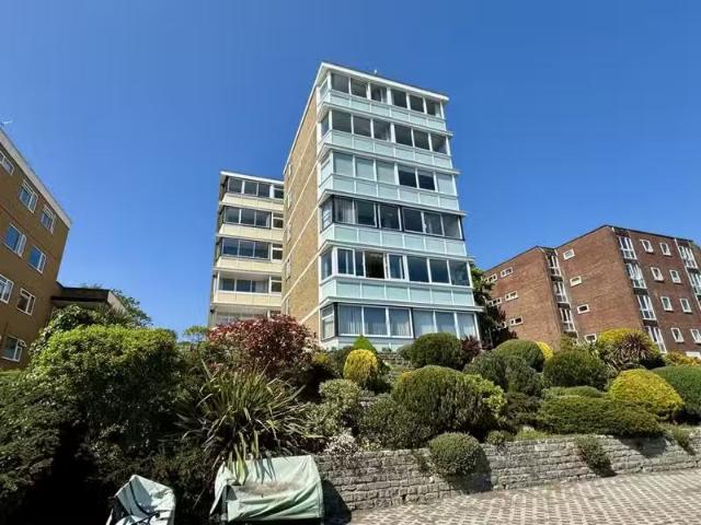 2 bedroom apartment for rent in Gardens Court, Parkstone Road.