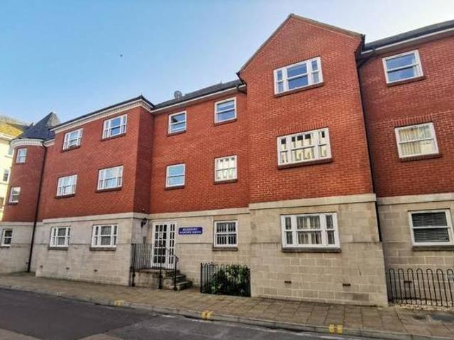 2 bedroom apartment for rent in Gated Parking Large Balcony Communal Roof Terrace Lower St Alba
