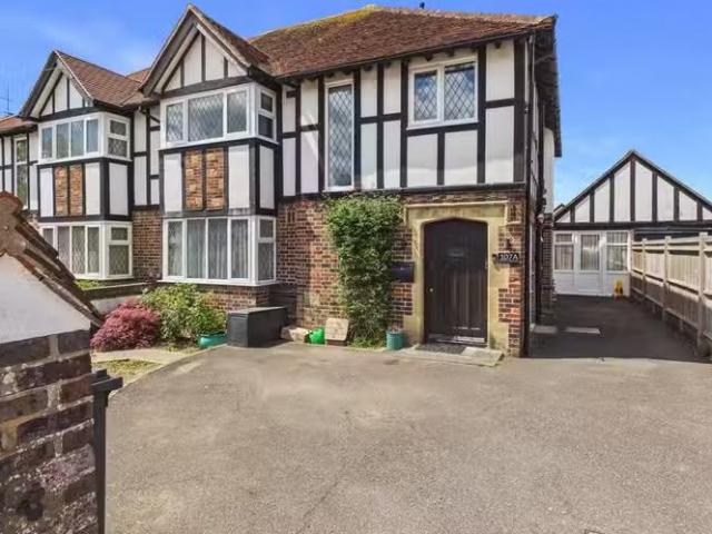 2 bedroom apartment for rent in George V Avenue, Worthing, BN1.
