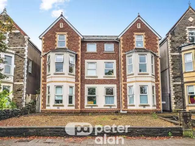 2 bedroom apartment for rent in George Court, Newport Road, Ca.