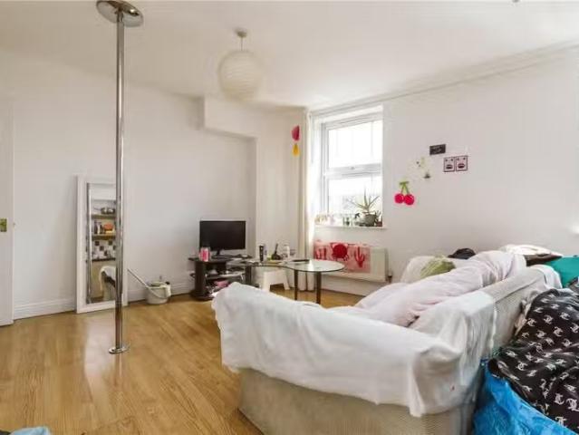 2 bedroom apartment for rent in Gloucester Road, Bishopston, B.