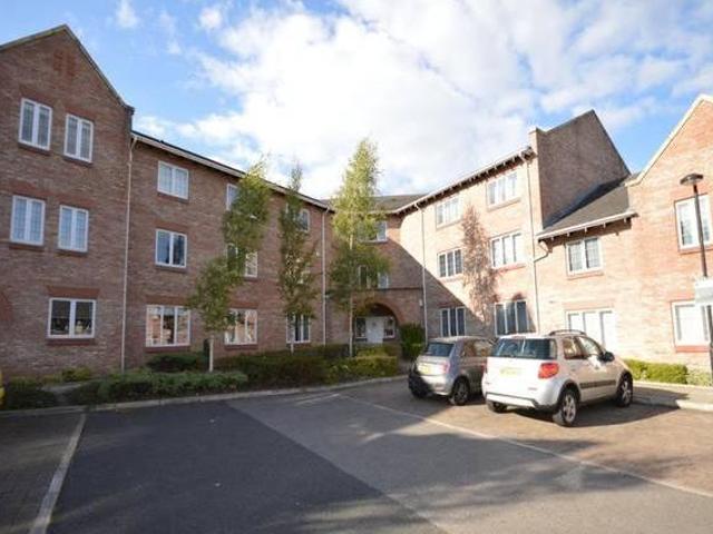 2 bedroom apartment for rent in Great Oak Drive Altrincham WA15