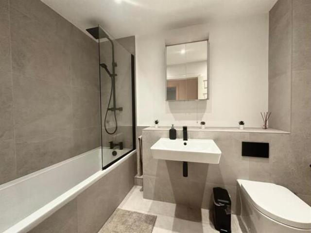 2 bedroom apartment for rent in Greystones Court, Roundhay, LS8