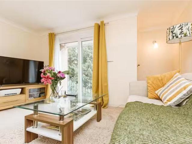 2 bedroom apartment for rent in Grosvenor Court, Southfield Ro.