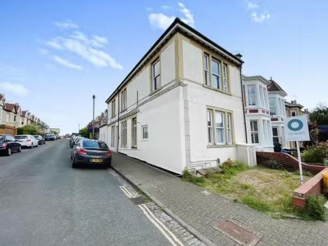 2 bedroom apartment for rent in Halsbury Road Westbury Park.
