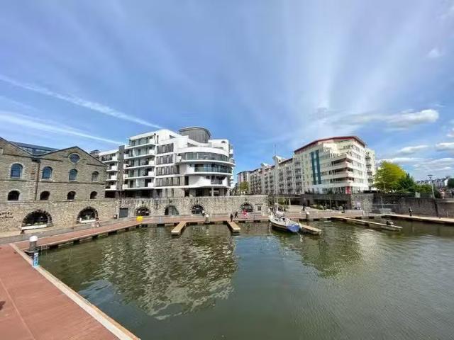 2 bedroom apartment for rent in Harbourside, The Crescent, BS1.