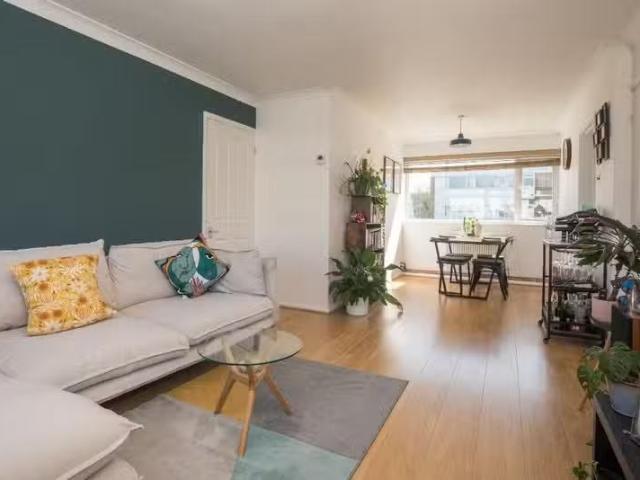 2 bedroom apartment for rent in Hazelbank Court, Chertsey, Sur.