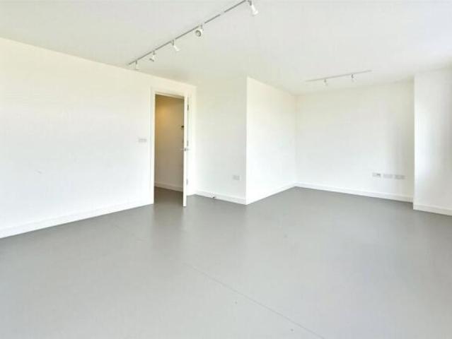 2 bedroom apartment for rent in High Road, London, N12