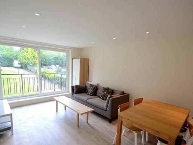 2 Bedroom Apartment For Rent In Holden Road, Woodside Park