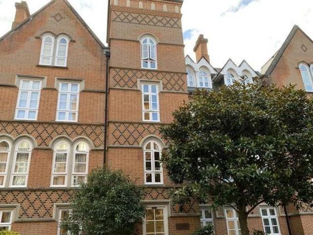 2 bedroom apartment for rent in Holloway Drive Virginia Water GU25