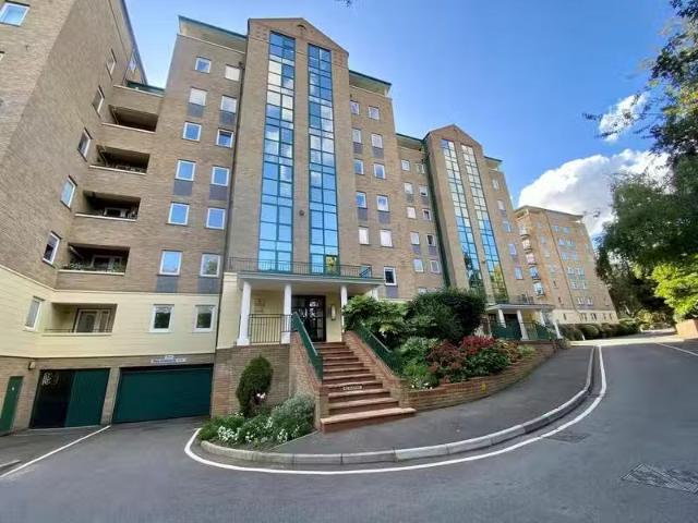 2 bedroom apartment for rent in Keverstone Court, Manor Road.