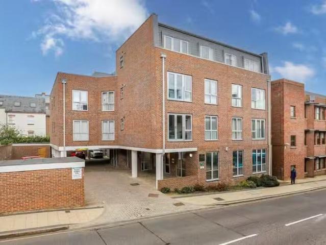 2 bedroom apartment for rent in King House, Victoria Street, S.